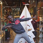 Usain Bolt enciende las luces de navidad en la tienda Puma - TradeSport