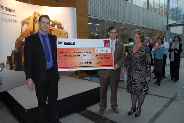 Bobcat corona las celebraciones del 50 aniversario con un cheque de 45. ...